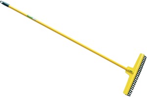 Lasher 26 Tooth Rubber Rake Garden Tool Kit | Makro